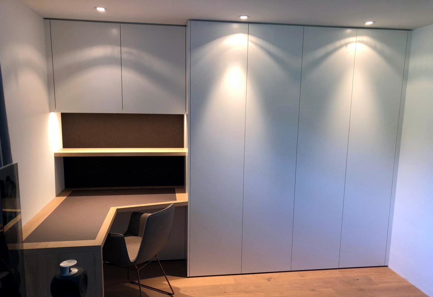Elegantes Schrank Mit Integriertem Tisch Bilder